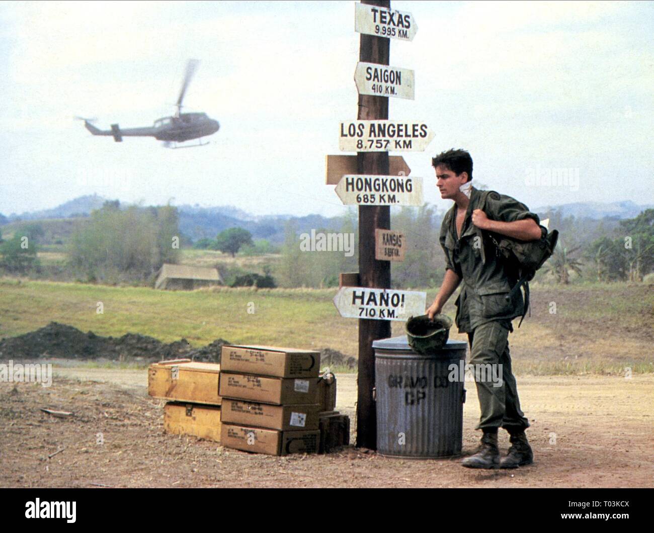CHARLIE SHEEN, PLATOON, 1986 Stock Photo - Alamy