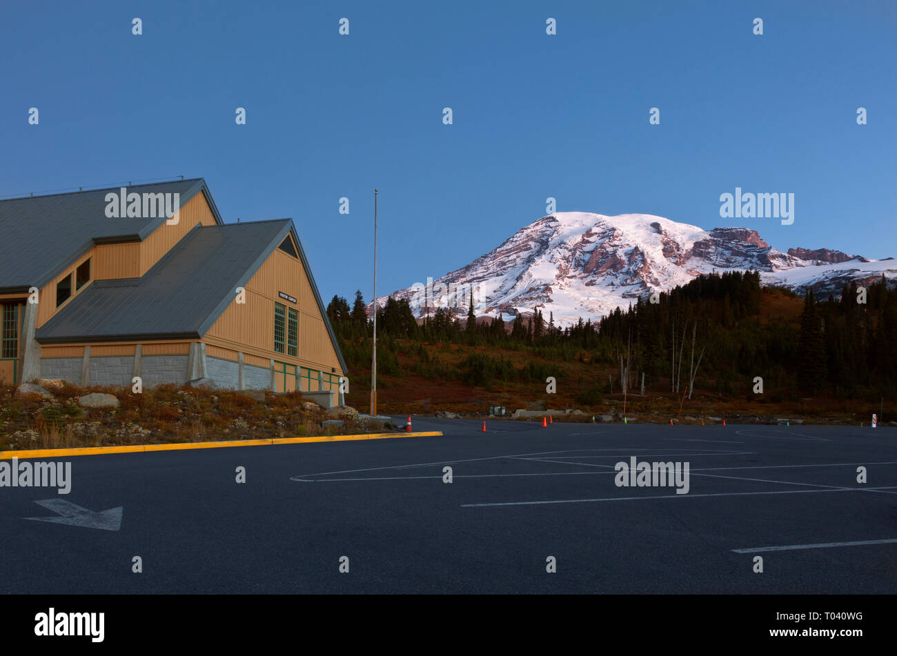 Volcano visitor center hi-res stock photography and images - Alamy