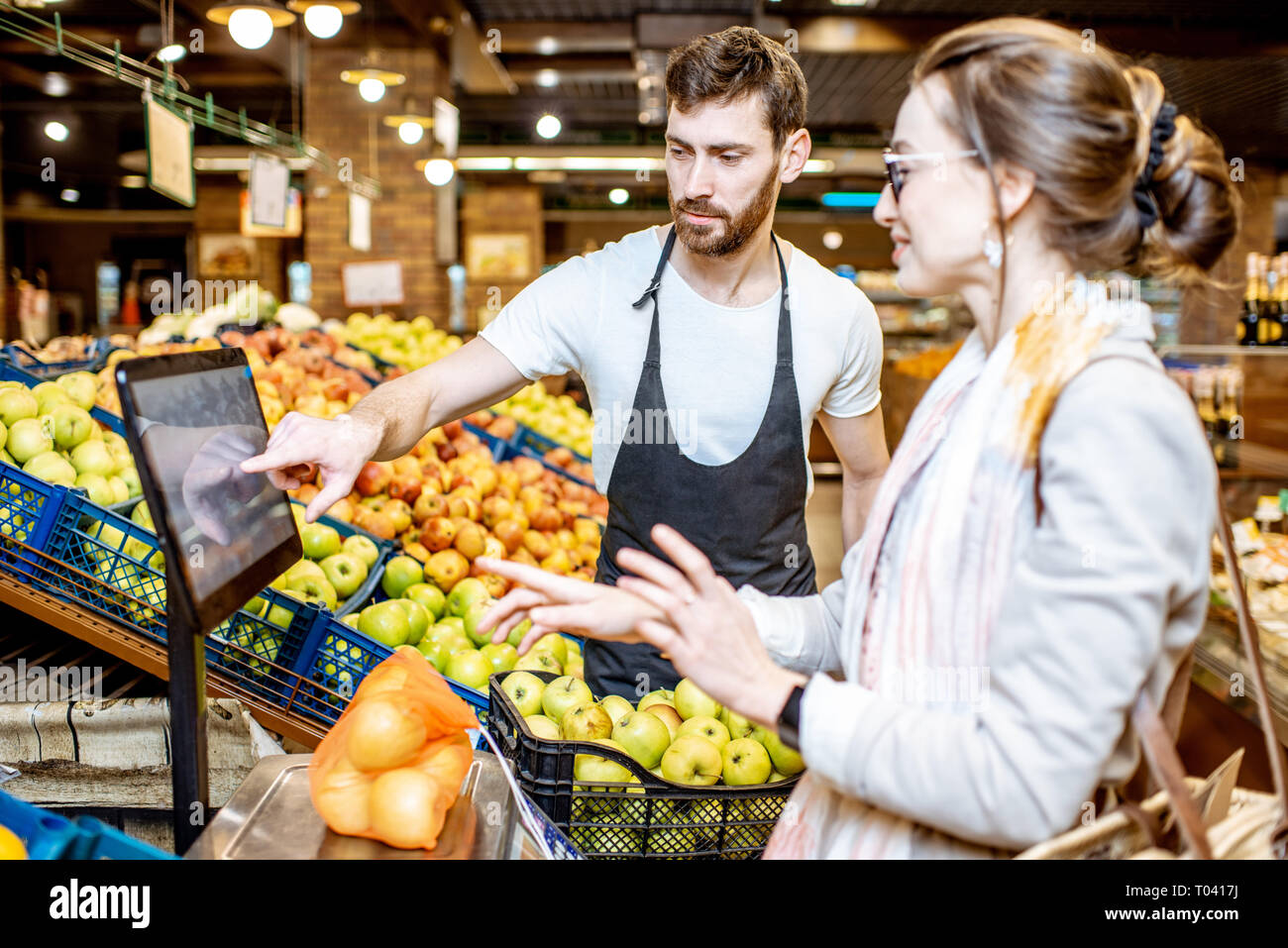 Helping customer supermarket hi-res stock photography and images - Alamy