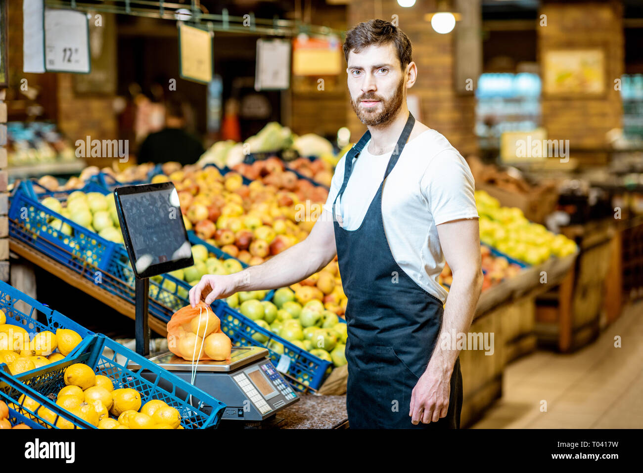 Supermarket workers shelves hi-res stock photography and images - Alamy