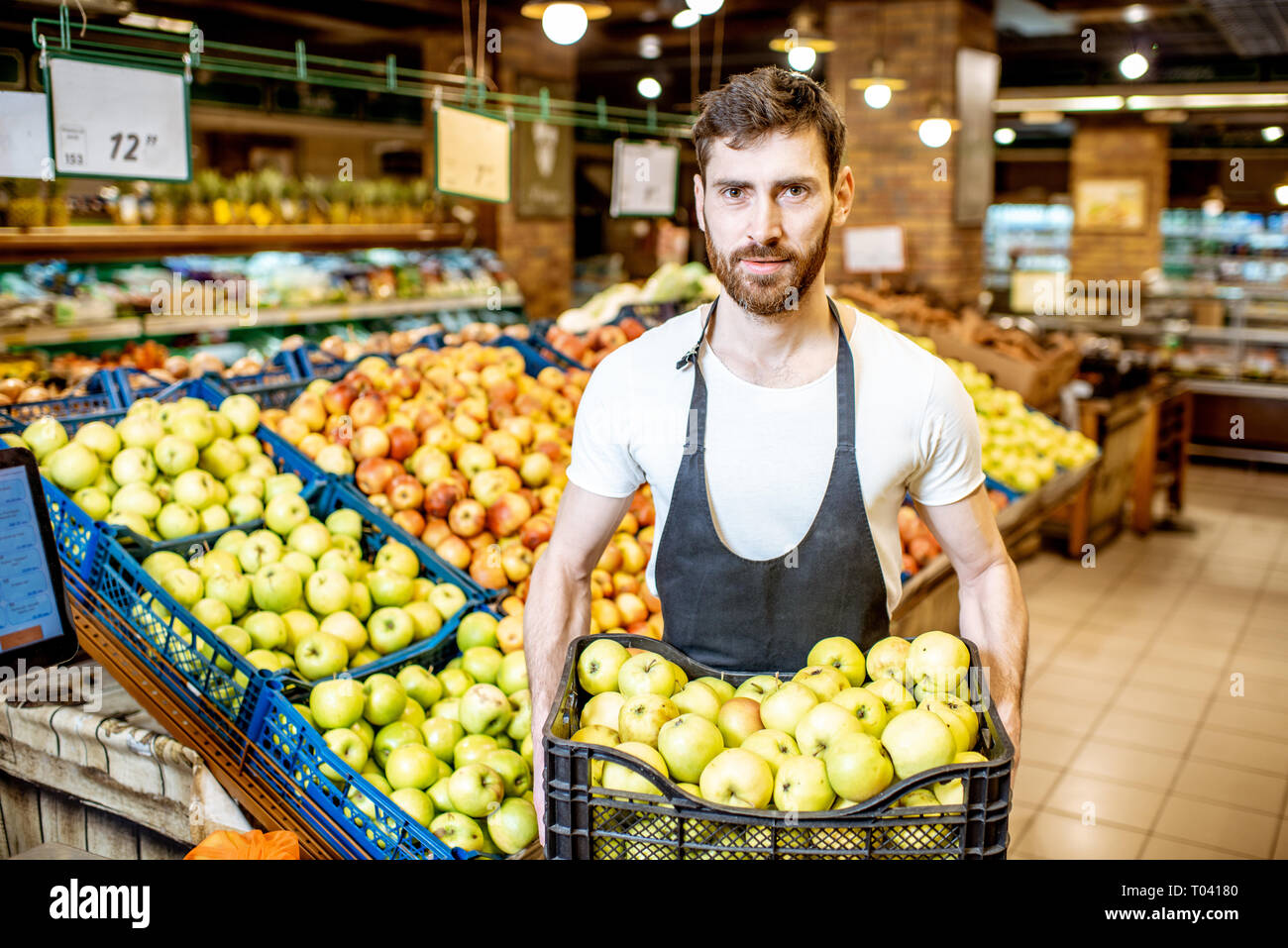 Male supermarket workers hi-res stock photography and images - Alamy