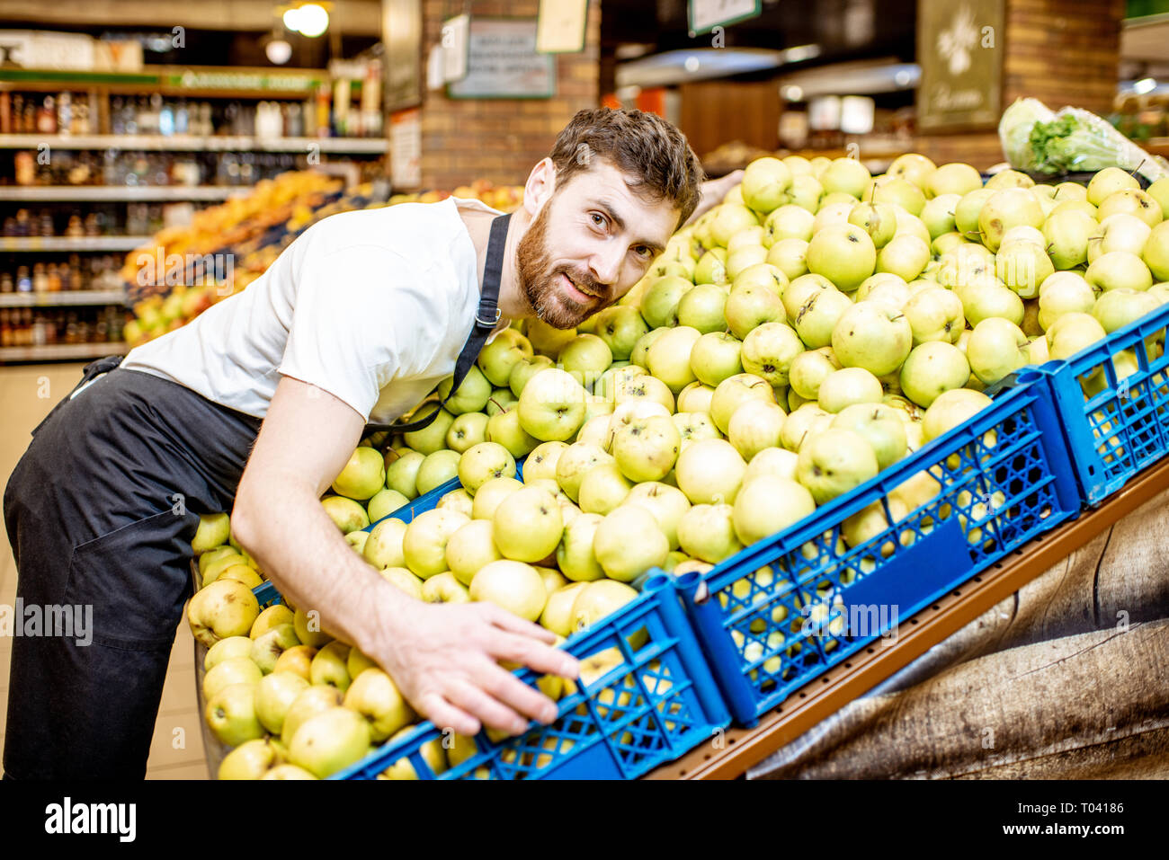 Male supermarket workers hi-res stock photography and images - Alamy