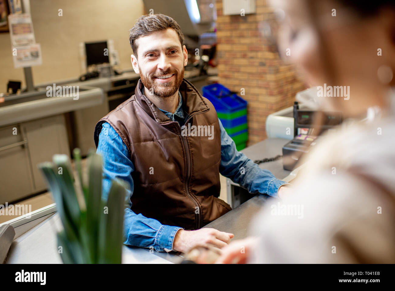 Cashier supermarket hi-res stock photography and images - Alamy