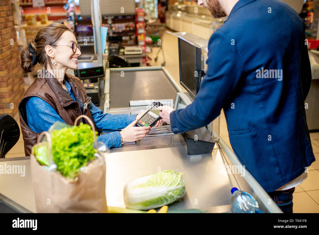 Shopping mall cashier hi-res stock photography and images - Alamy