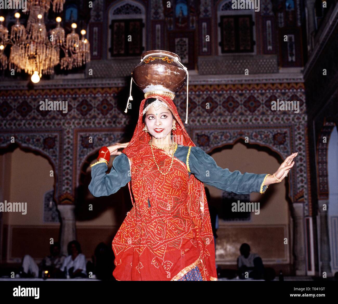 Woman dancer india hi-res stock photography and images - Alamy