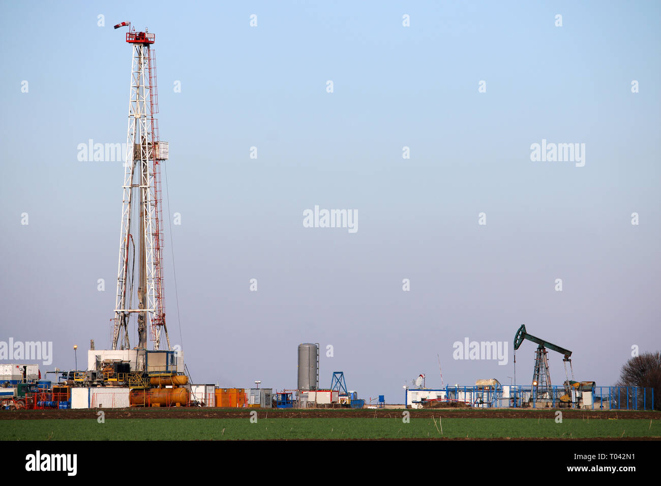 Oil and gas drilling rig in oilfield Stock Photo - Alamy