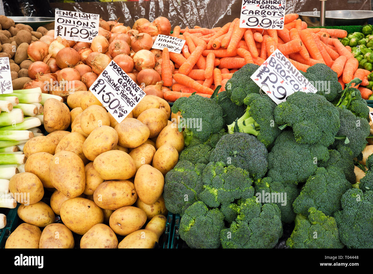 Broccoli carrots vegetables hi-res stock photography and images - Alamy