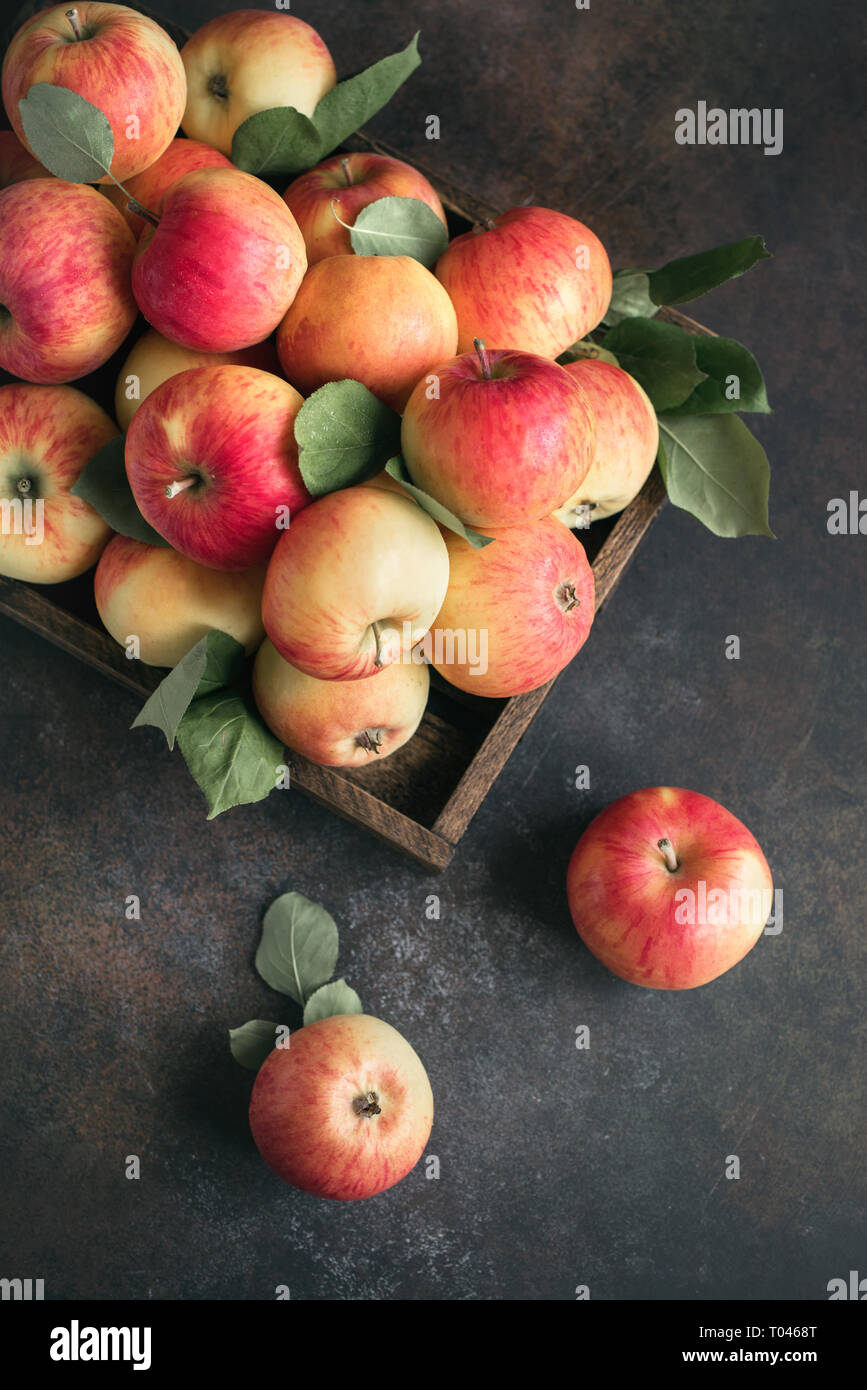 Full box of apples hi-res stock photography and images - Alamy
