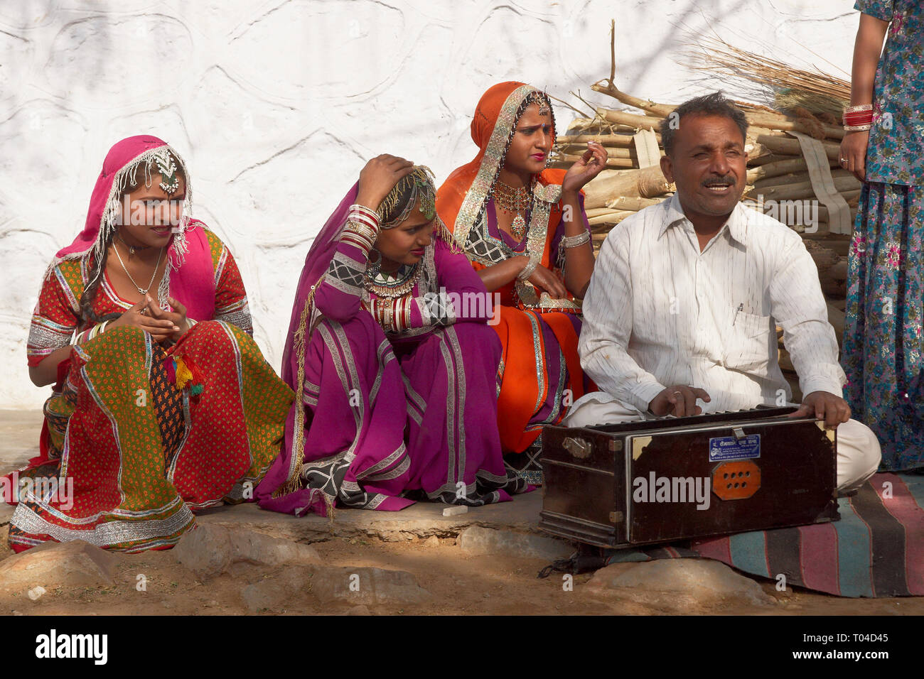 Traditional indian dancing jaipur hi-res stock photography and images ...