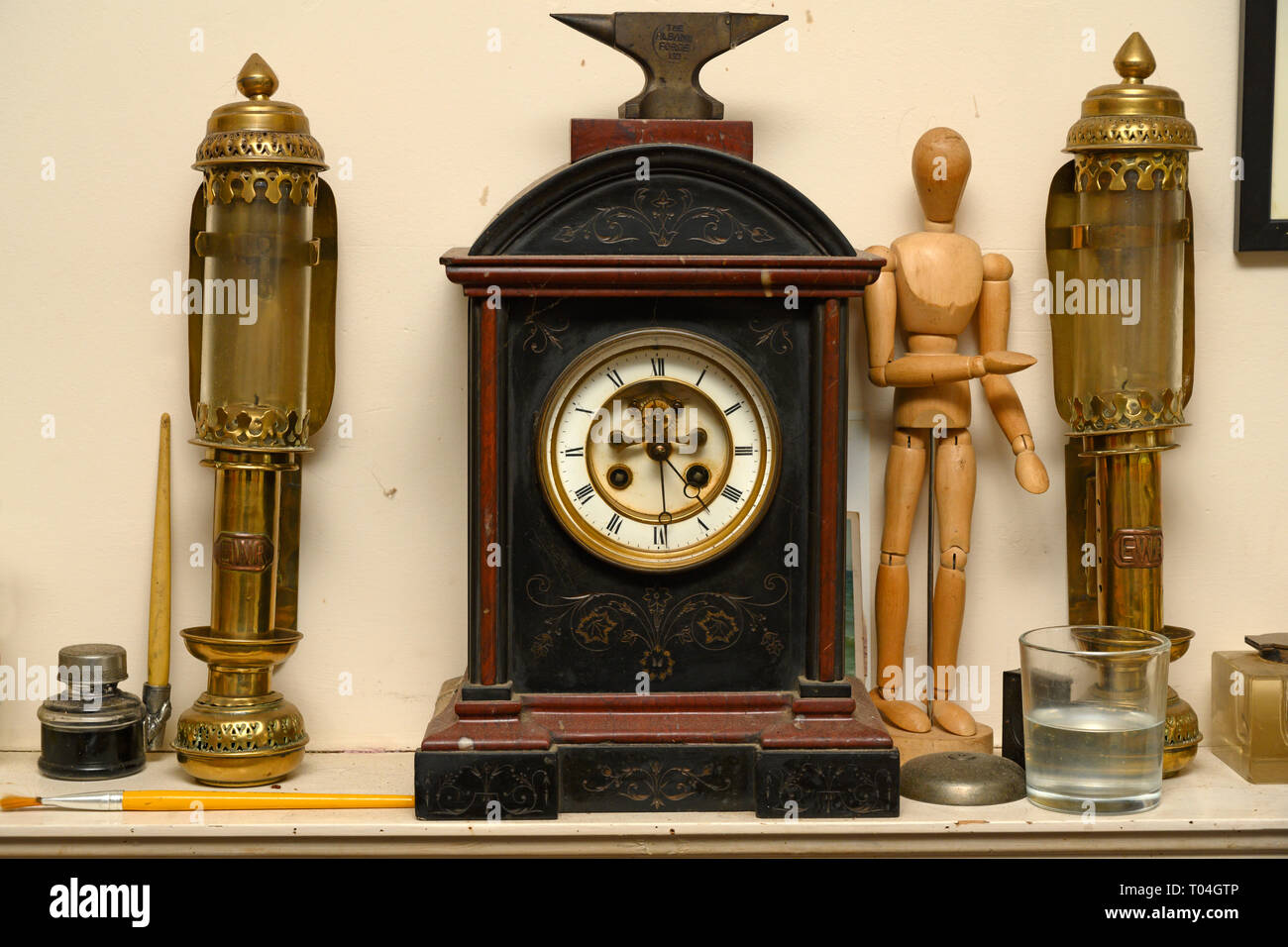 Antique clock home hi-res stock photography and images - Alamy