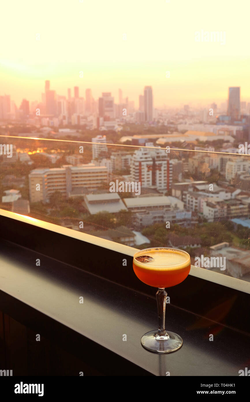 Rooftop bars hi-res stock photography and images - Alamy