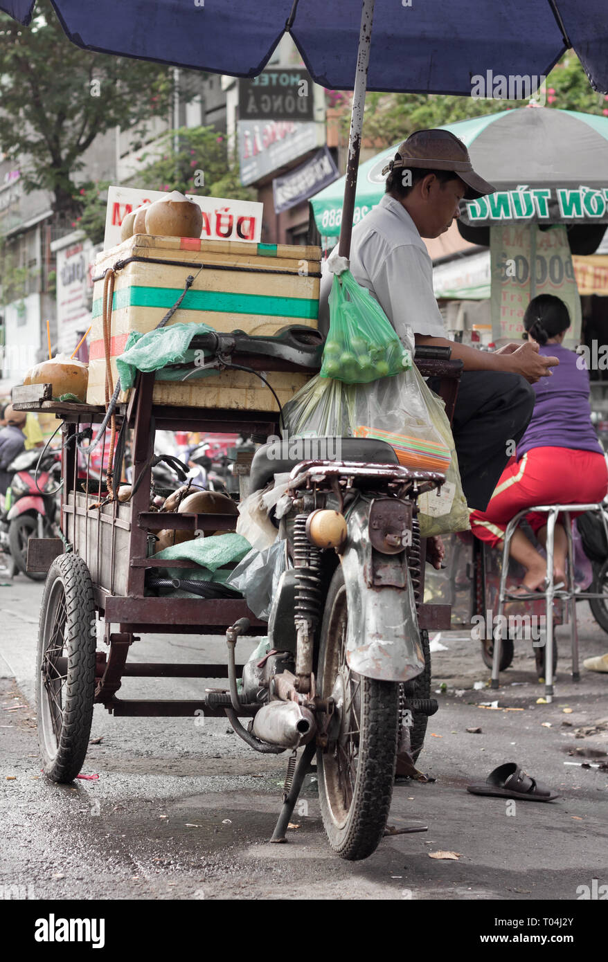 vietnam man vendor selling on street Stock Photo - Alamy