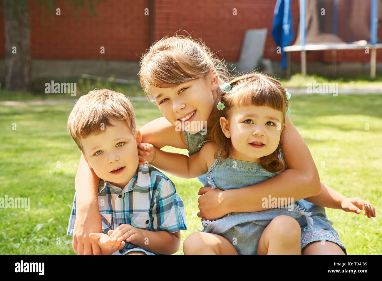 Children playing on grass hi-res stock photography and images - Alamy