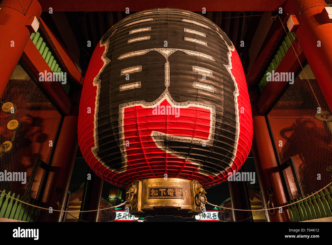Kaminarimon (Thunder Gate) big red lantern at night, a very popular ...