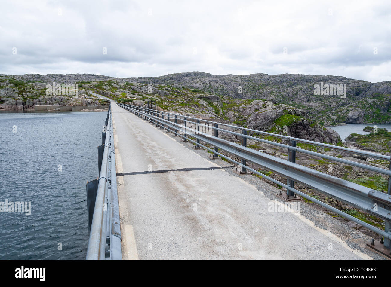 Empty asphalt road top mountain dam hi-res stock photography and images ...