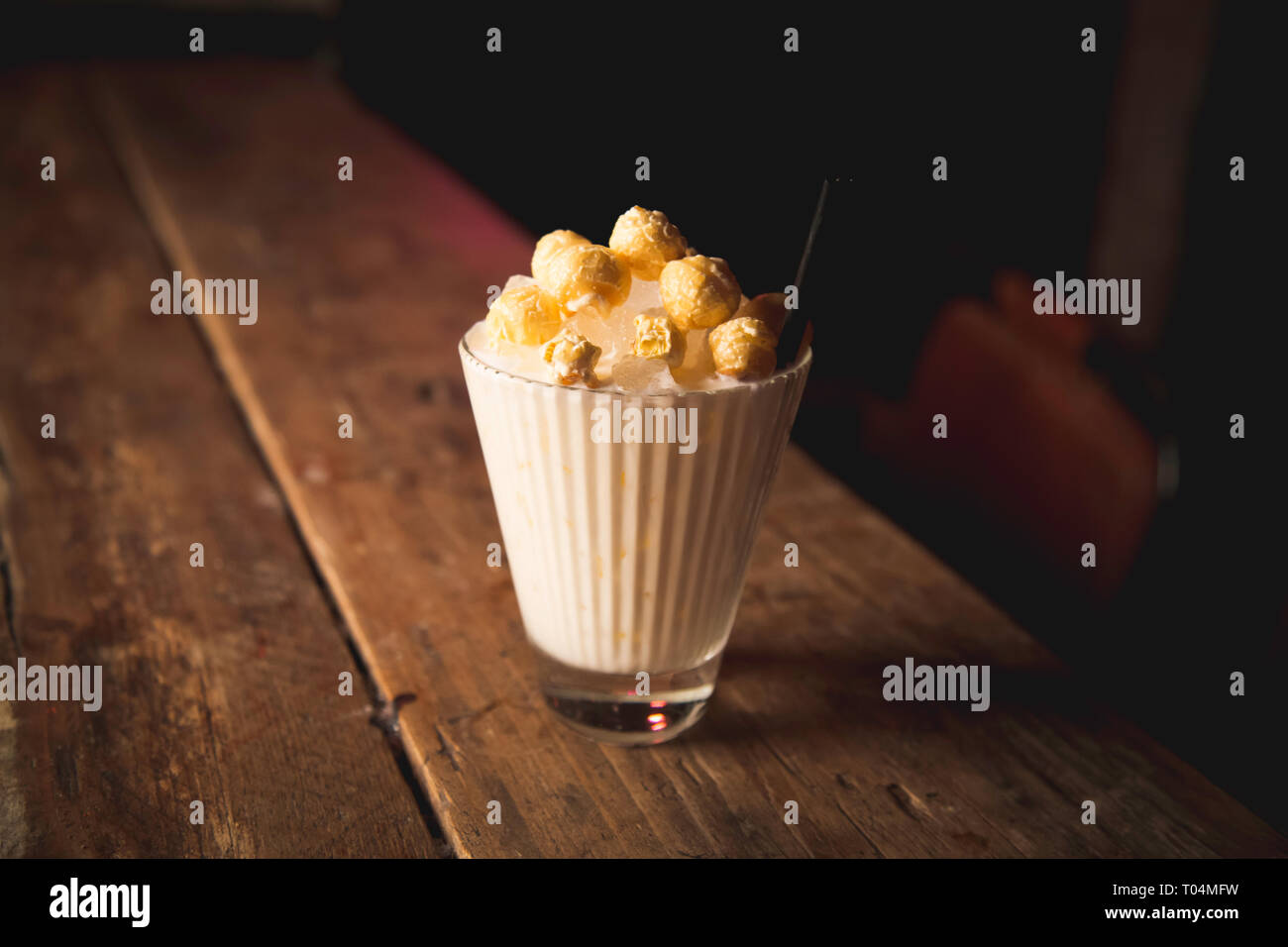 Retro cocktail glass hi-res stock photography and images - Alamy