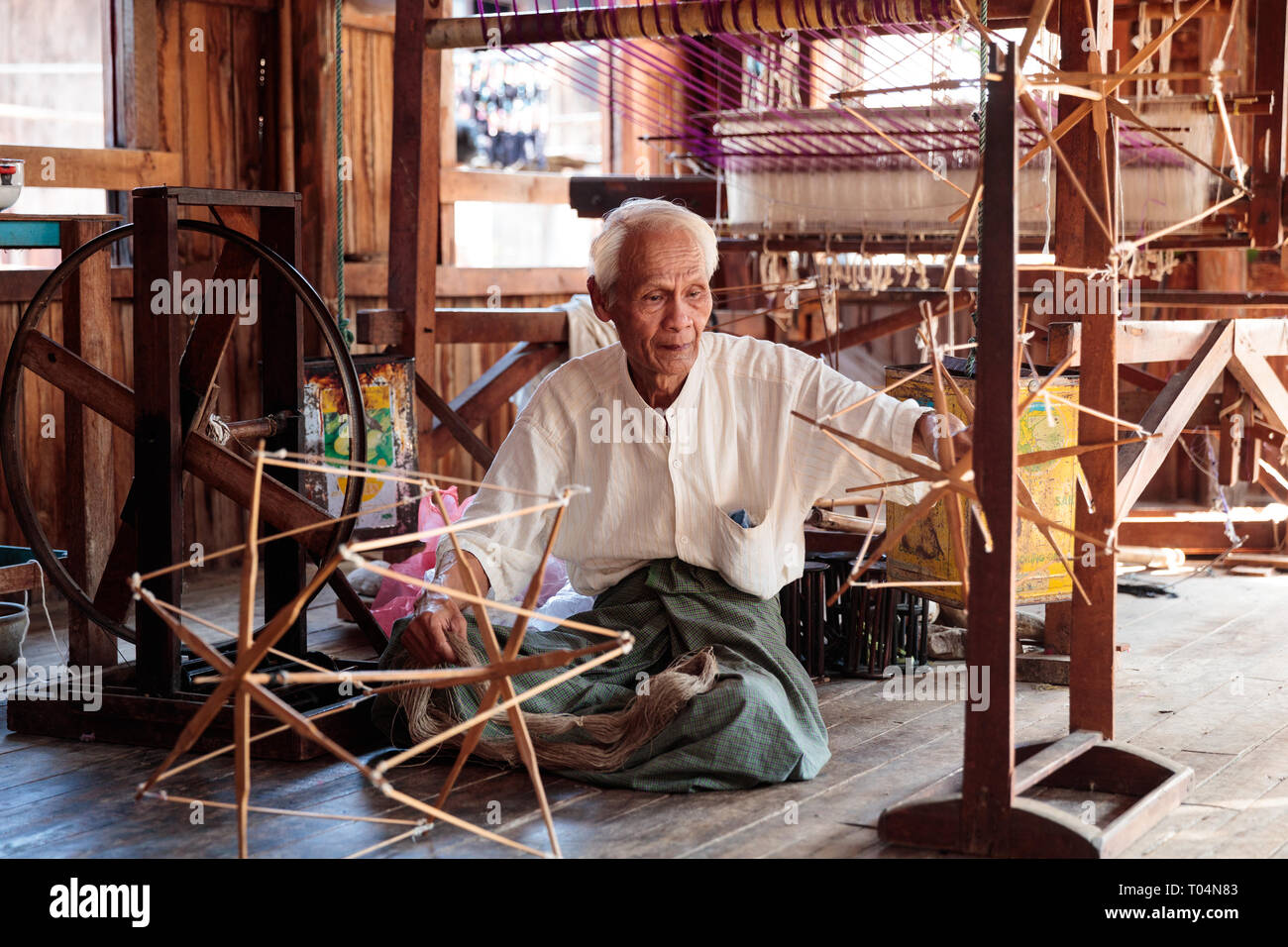 Myanmar Hand Loom Woman High Resolution Stock Photography and Images ...