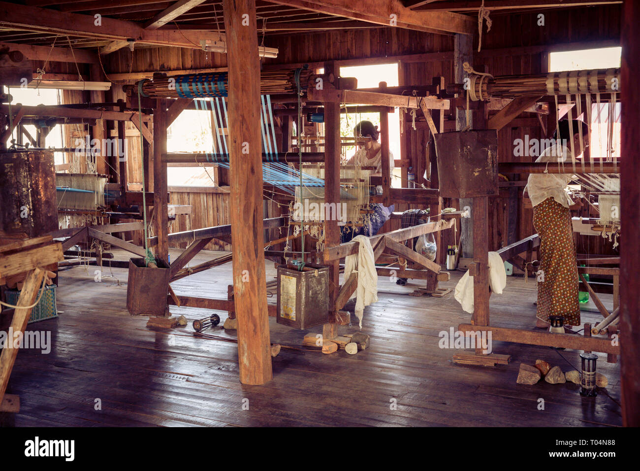 Myanmar hand loom woman hi-res stock photography and images - Alamy