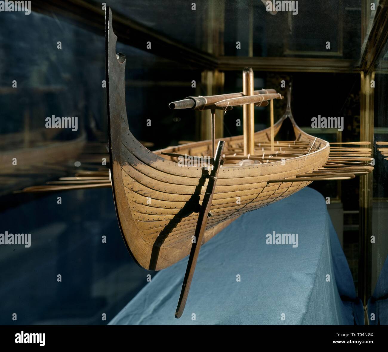 MAQUETA DE BARCA DE MADERA Y REMOS VIKINGA. Location: MUSEO NAVAL ...