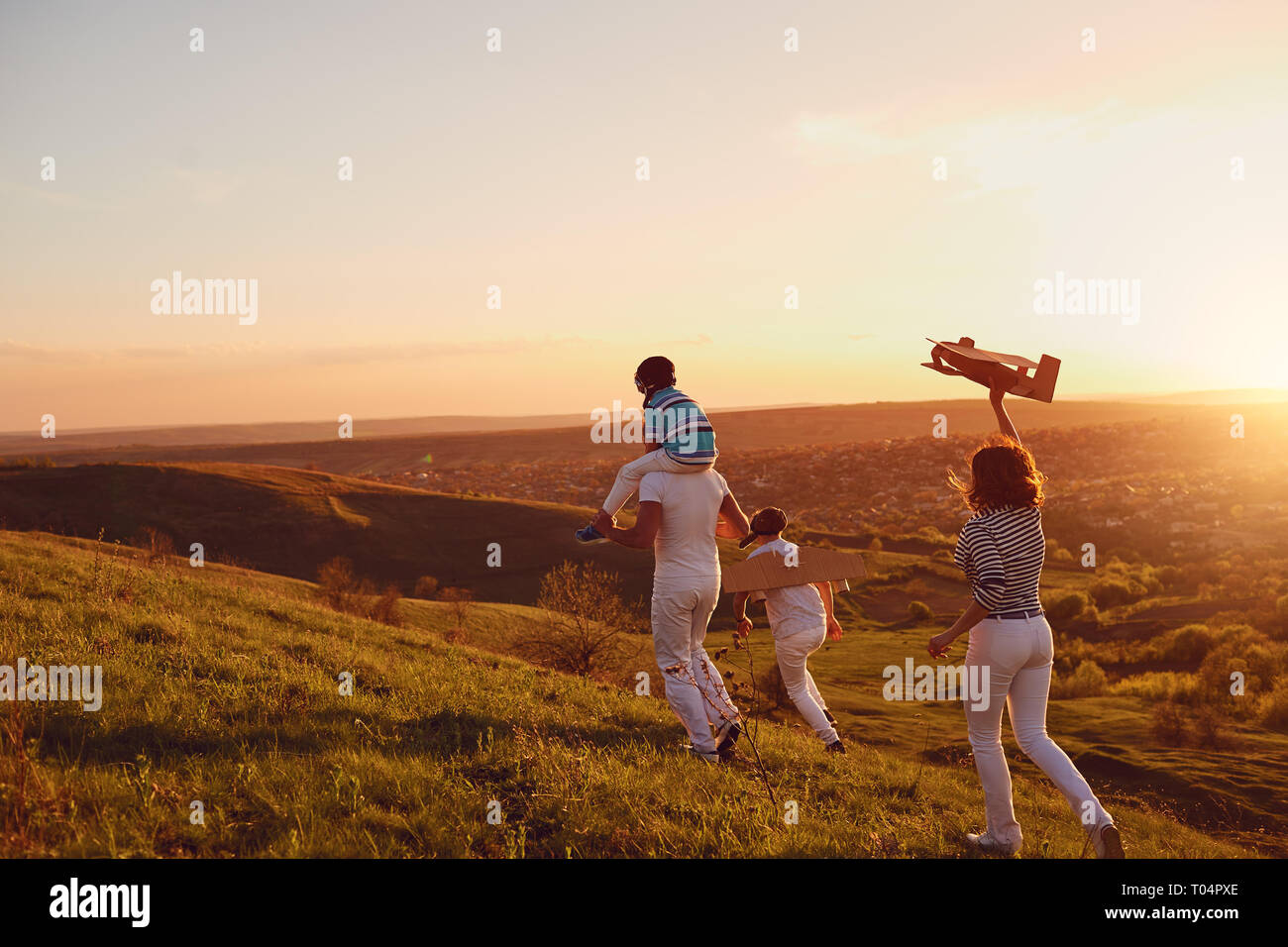 Family in sunset silhouette hi-res stock photography and images - Alamy