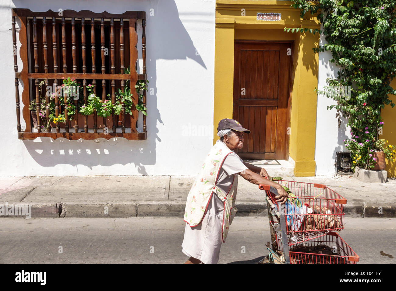 Old Colombian Woman High Resolution Stock Photography and Images - Alamy
