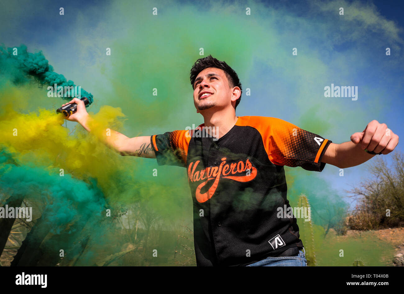 Bombas de color hi-res stock photography and images - Alamy