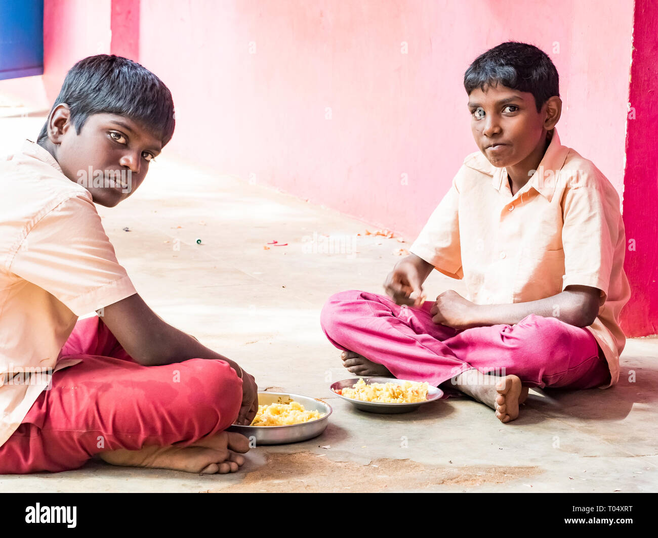 India school lunch elementary hi-res stock photography and images - Alamy