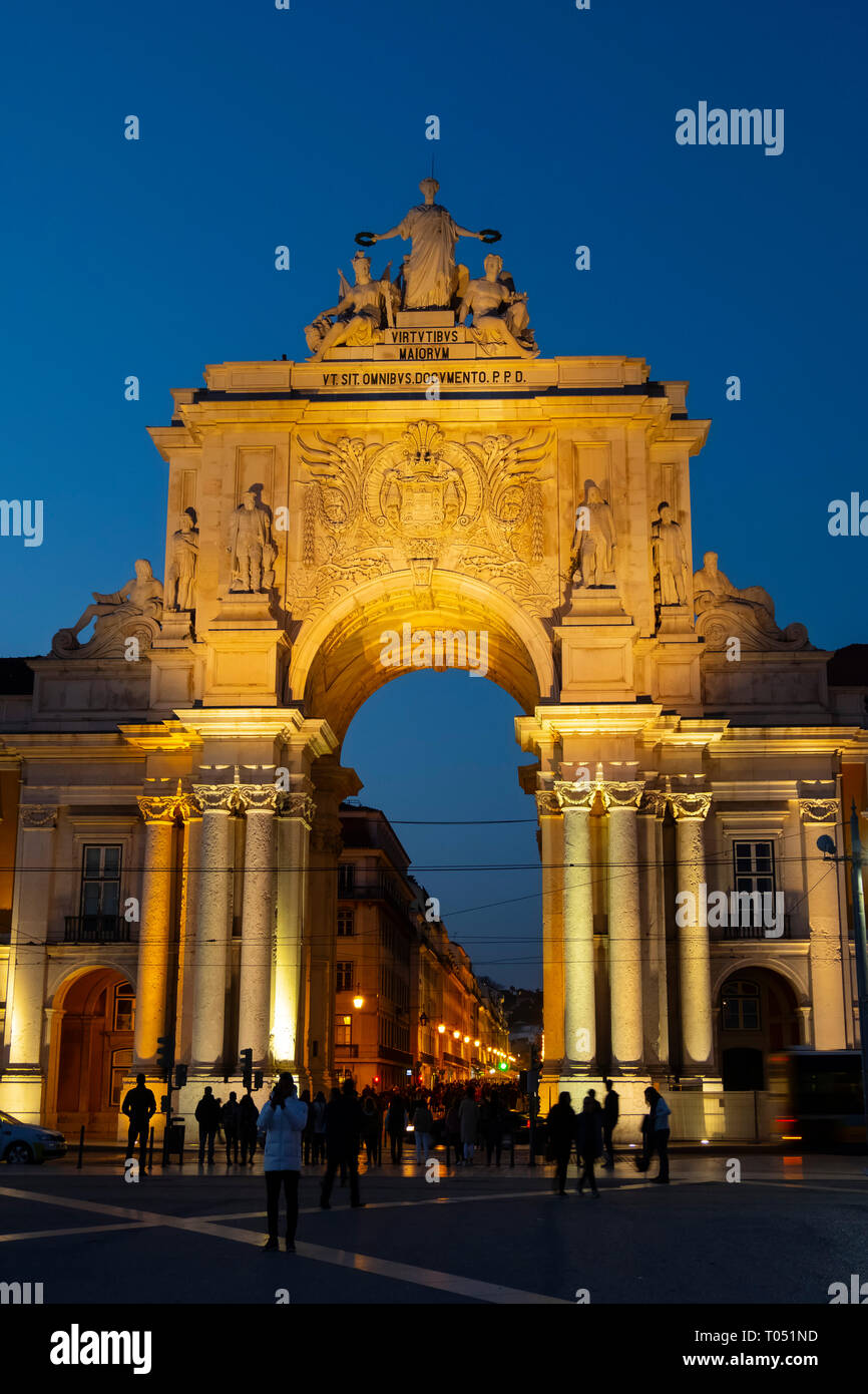 Triumphal Arch of Rua Augusta at dusk, Commerce Square. Lisbon ...