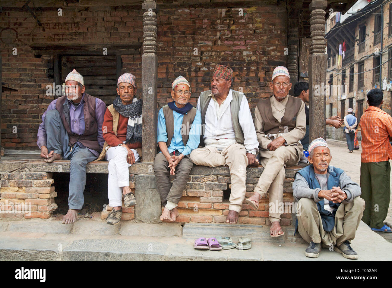 Humans socializing hi-res stock photography and images - Alamy