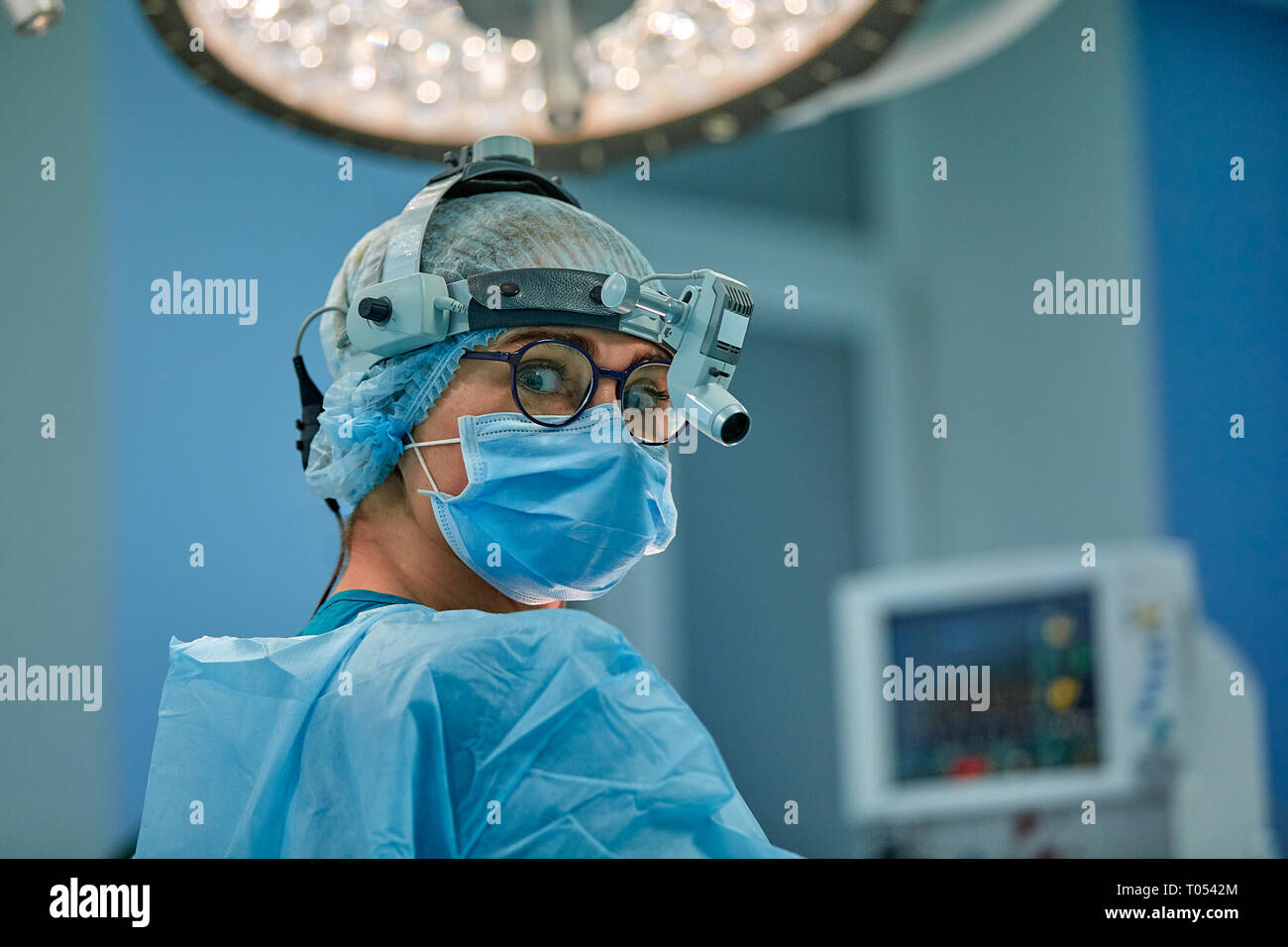 Portrait of surgeon wearing hygiene hat hi-res stock photography and ...
