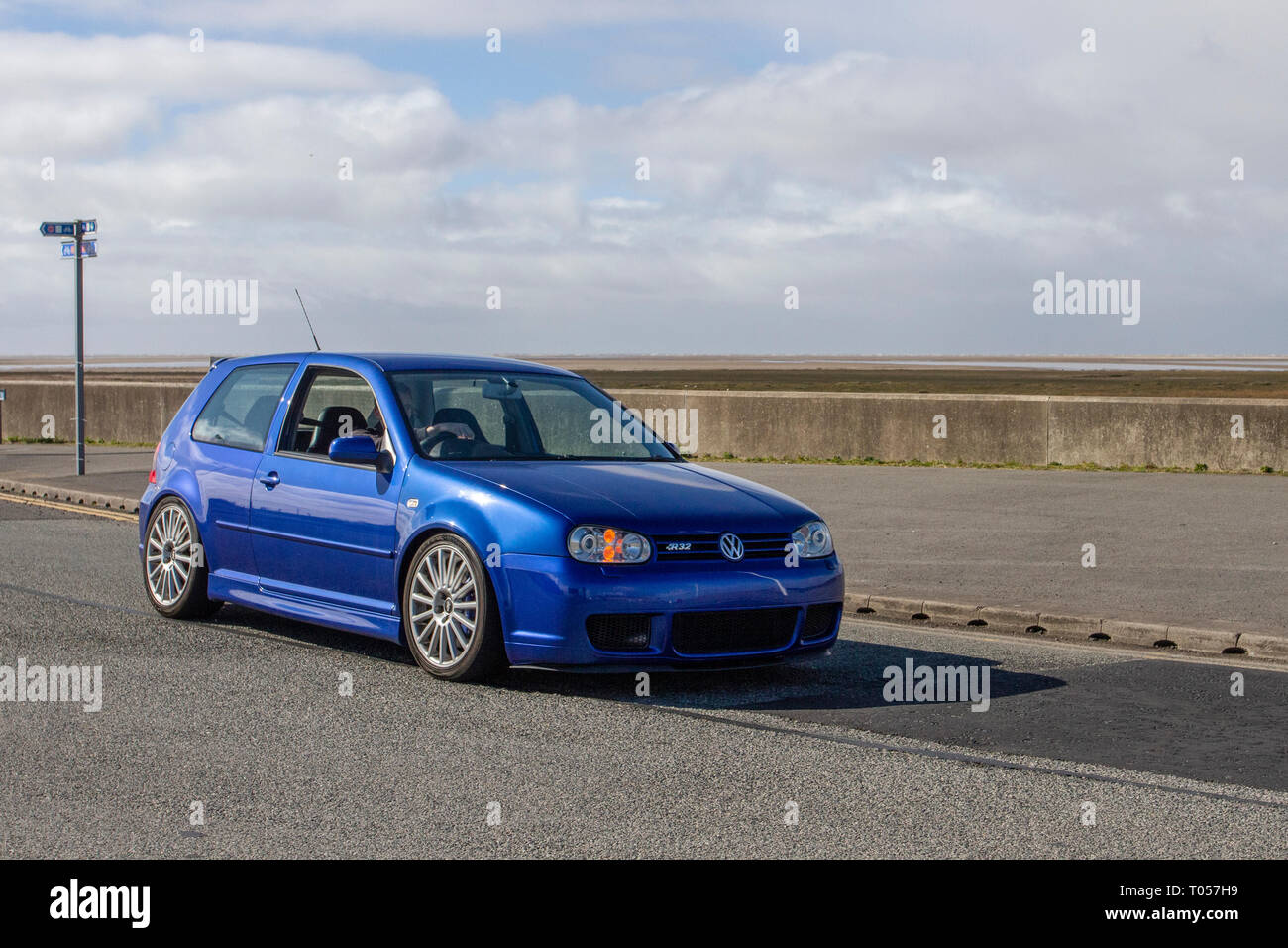 Blue Vw Volkswagen Golf R32 Stock Photo - Alamy