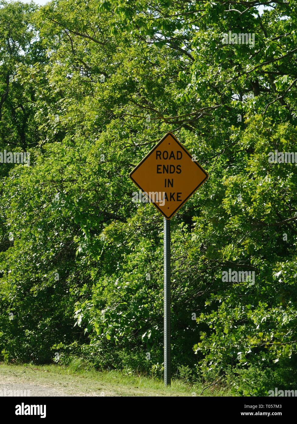 Road ends in lake sign by the roadside Stock Photo - Alamy