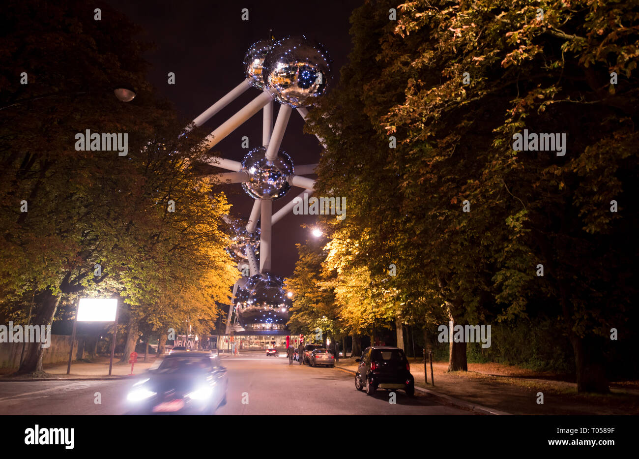 A night picture of the Atomium building in Brussels Stock Photo - Alamy