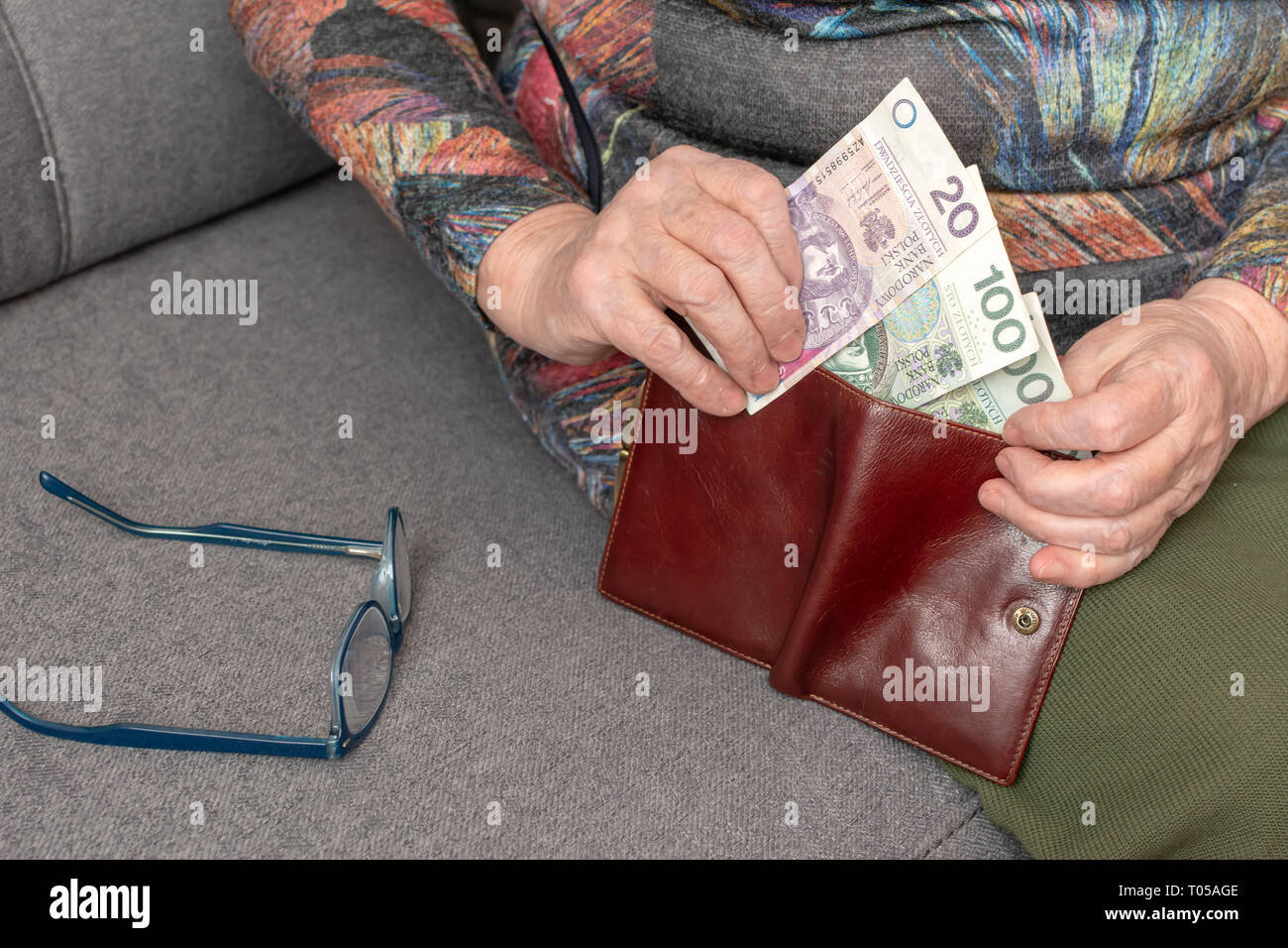 Elderly hands holding money hi-res stock photography and images - Alamy