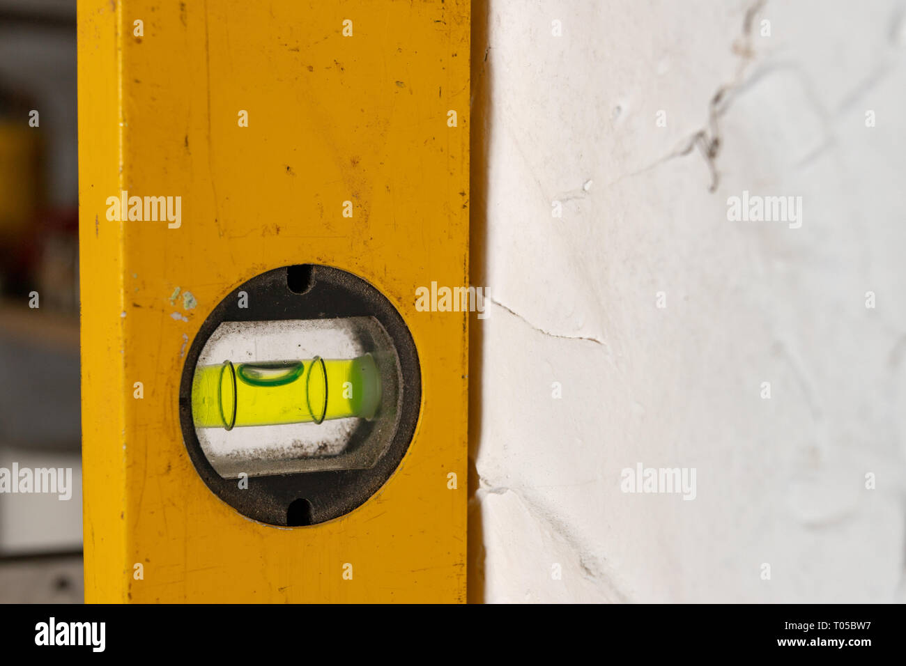 Measuring the slope of a surface using a spirit level. Measuring ...