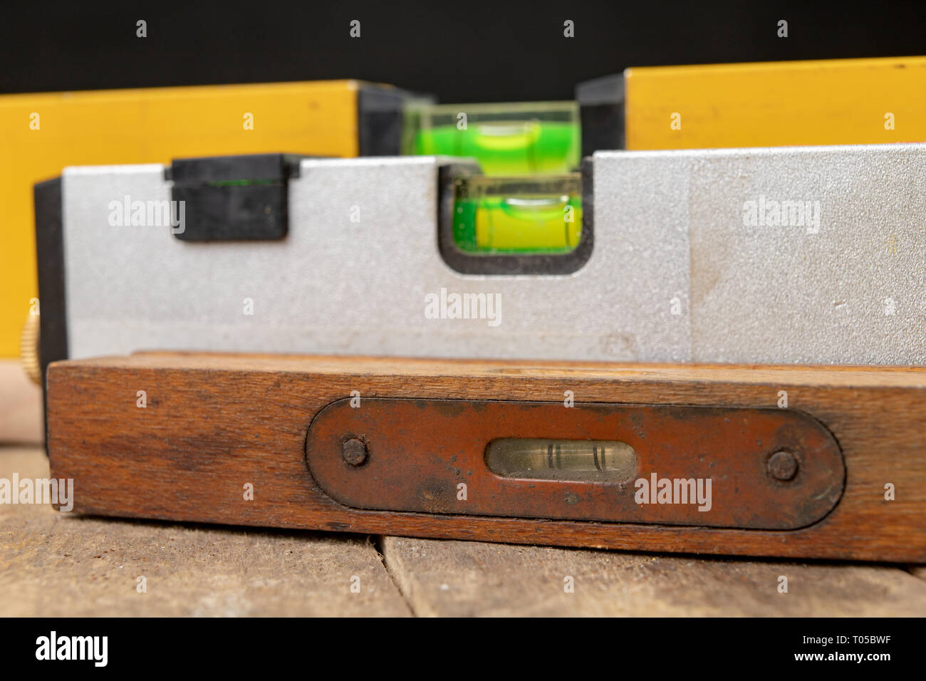 Measuring the slope of a surface using a spirit level. Measuring ...