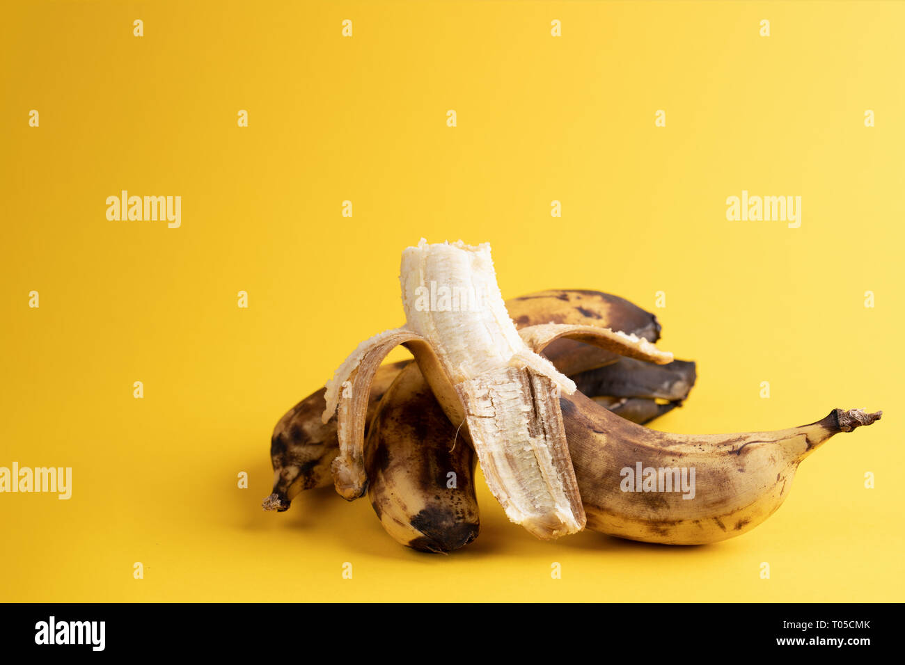 Peeled unpeeled banana hi-res stock photography and images - Alamy