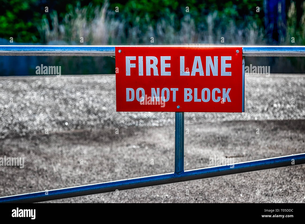 Sign warning fire lane hi-res stock photography and images - Alamy