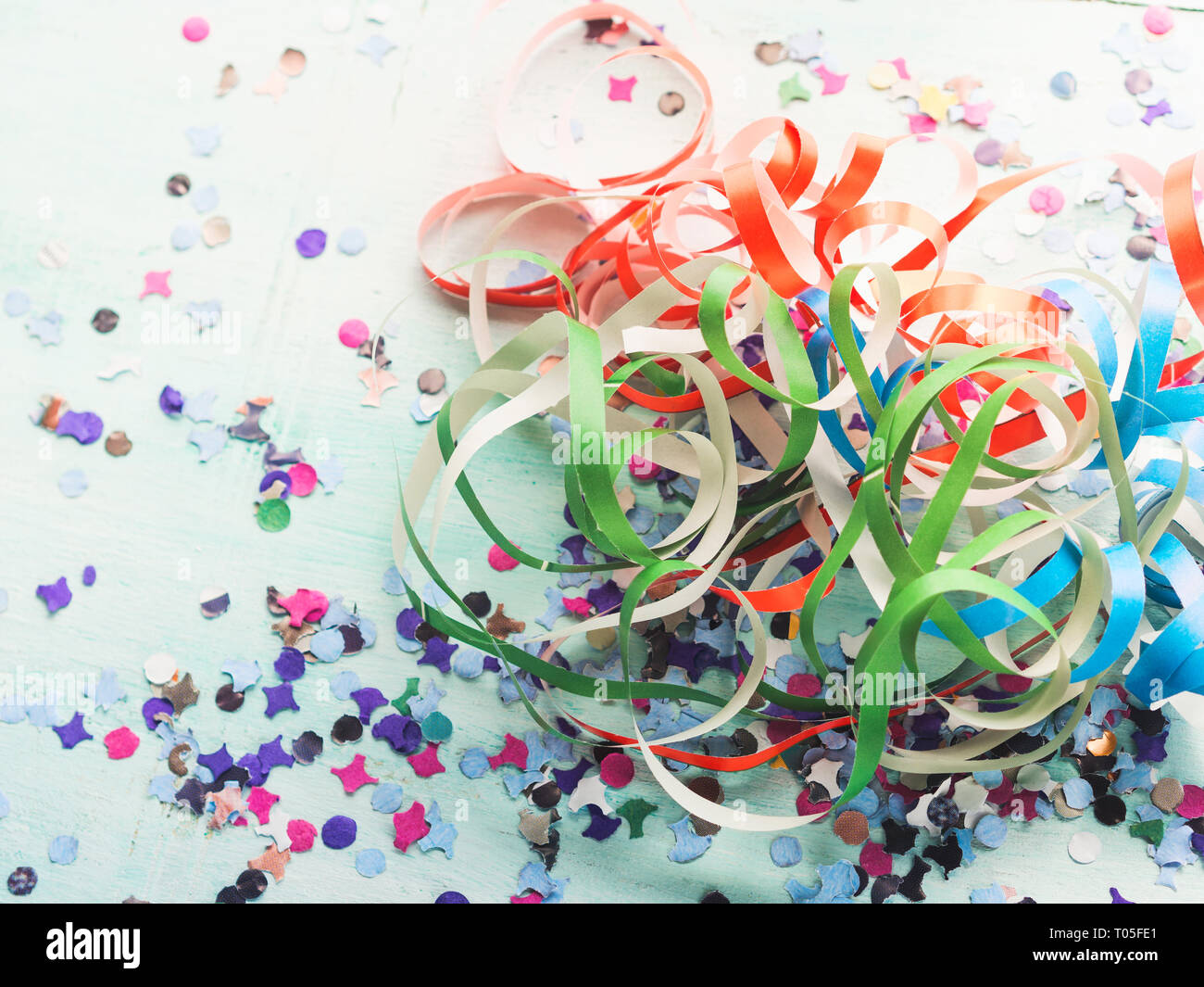 Wooden background with colorful party streamers and confetti Stock ...