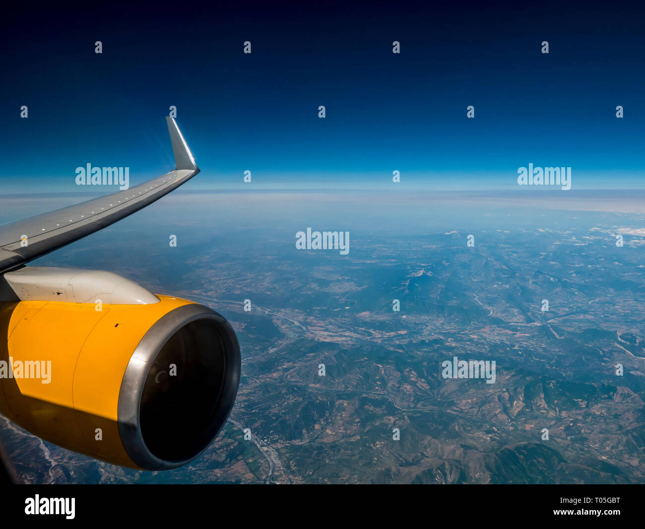 Airplane flying high up hi-res stock photography and images - Alamy