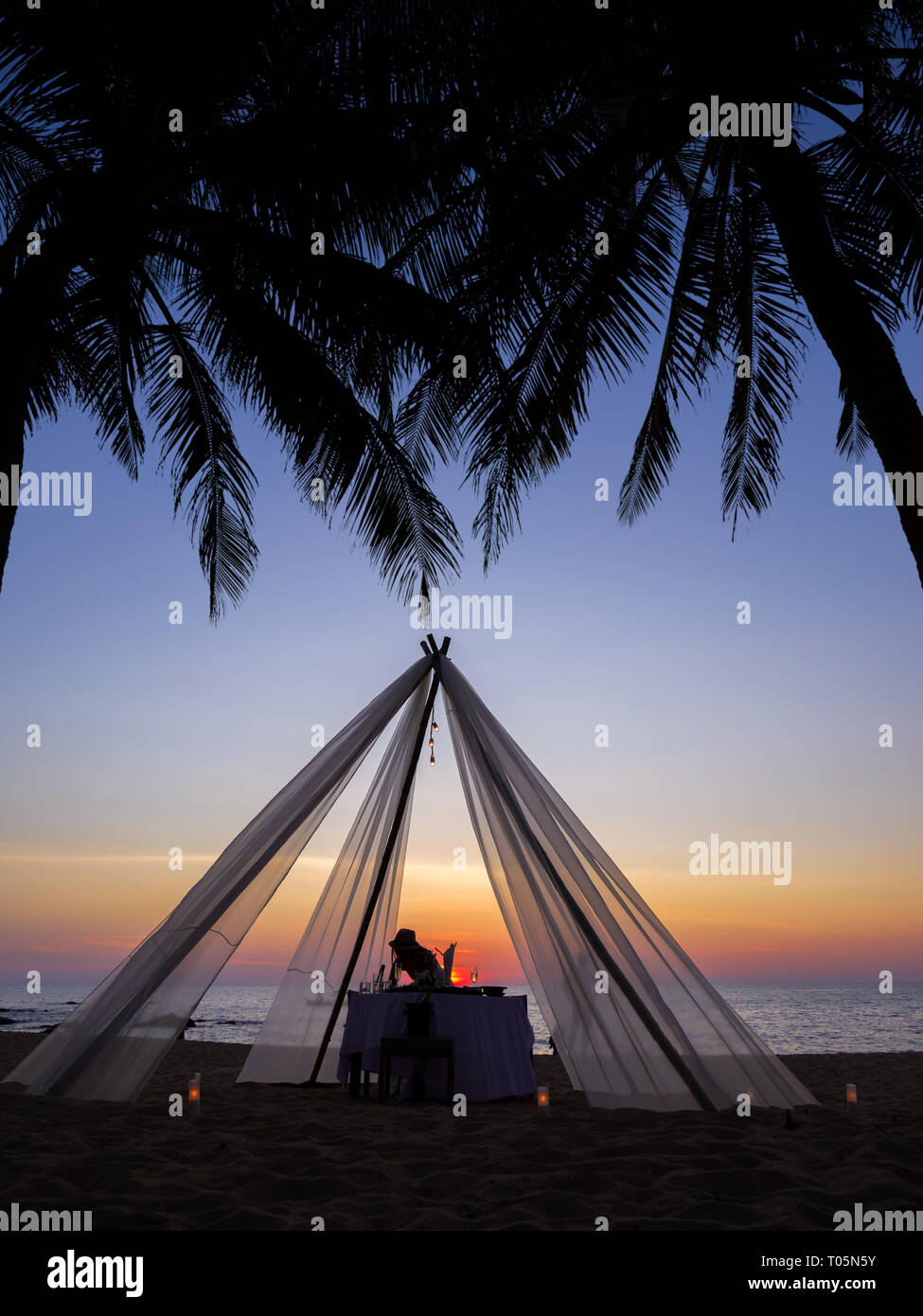 Dinner table for two at the beach at sunset Stock Photo - Alamy