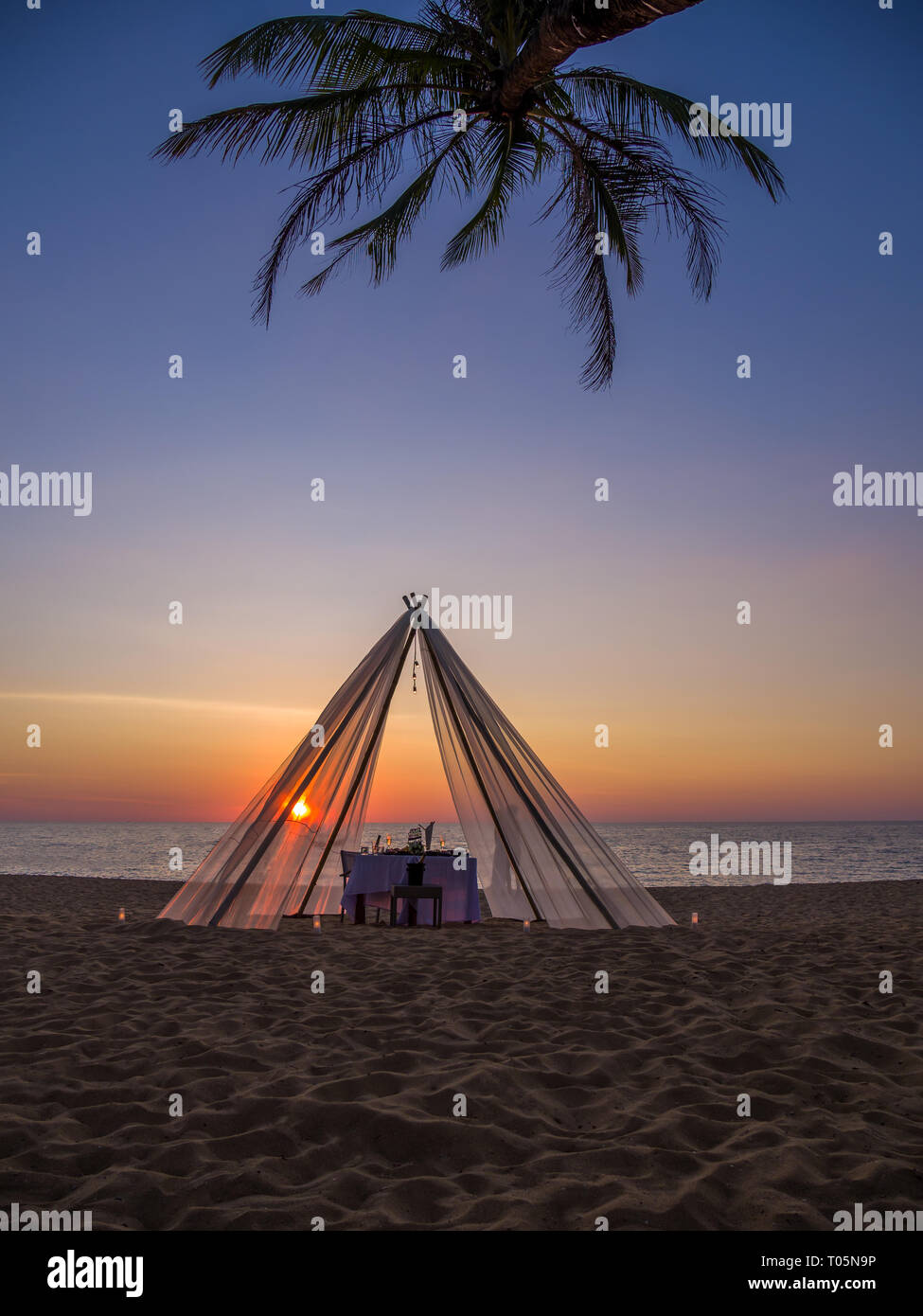 Dinner table for two at the beach at sunset Stock Photo - Alamy