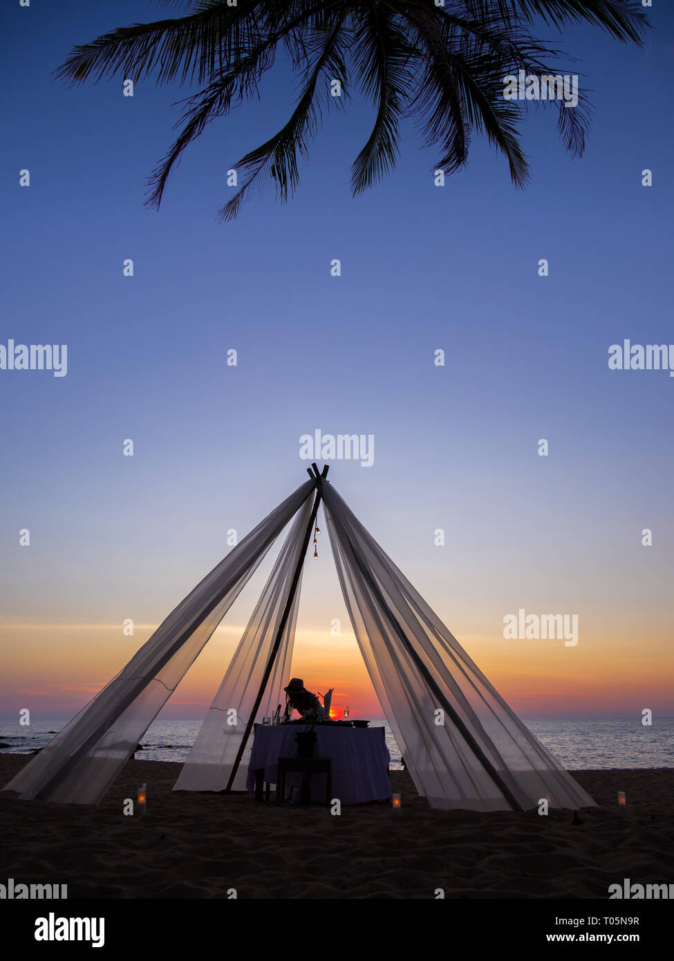 Dinner table for two at the beach at sunset Stock Photo - Alamy