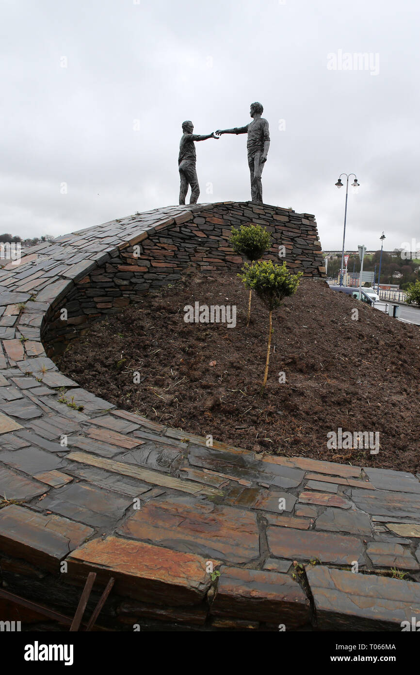 Peace statue derry hi-res stock photography and images - Alamy