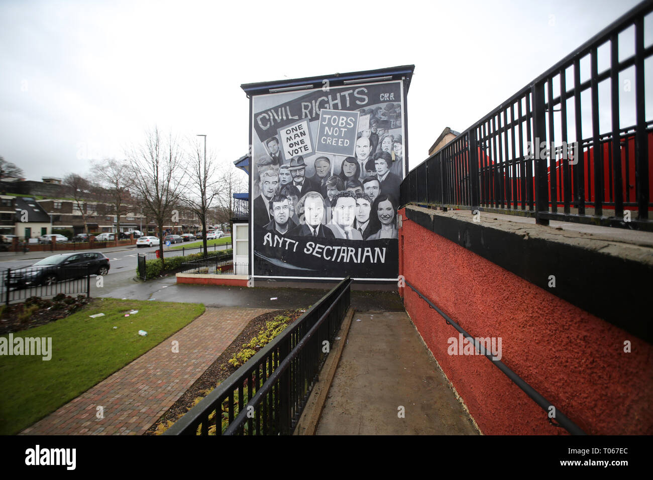 Peace statue derry hi-res stock photography and images - Alamy