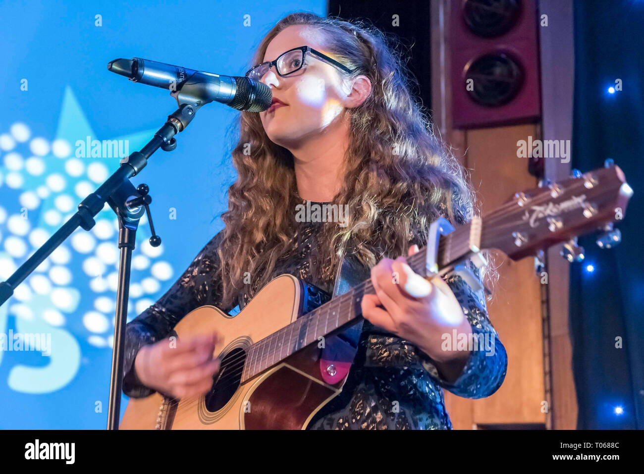 Singing girl with guitar Stock Photo - Alamy