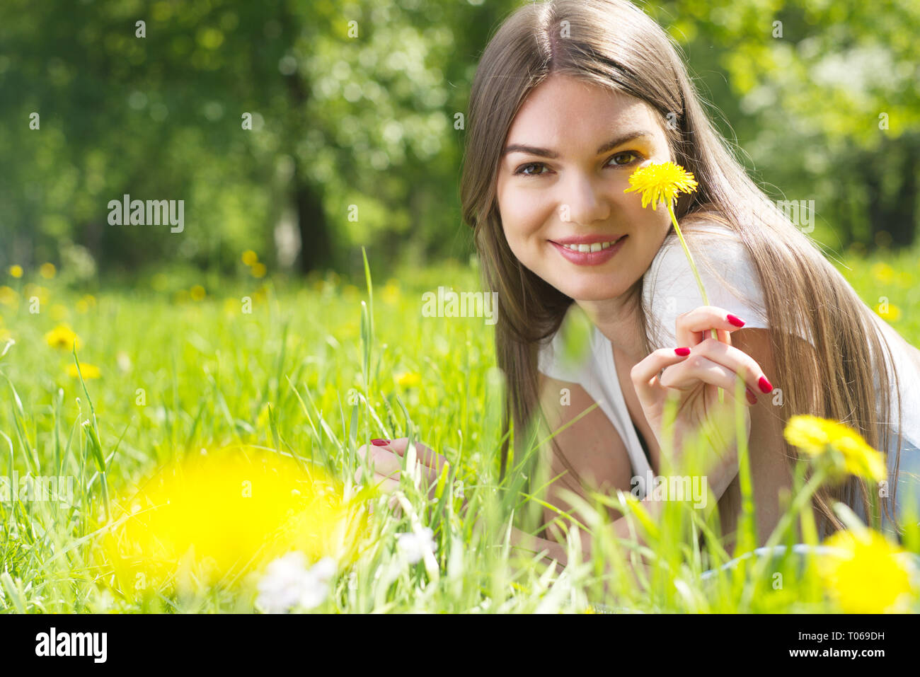 Girl laying in field flowers hi-res stock photography and images - Alamy