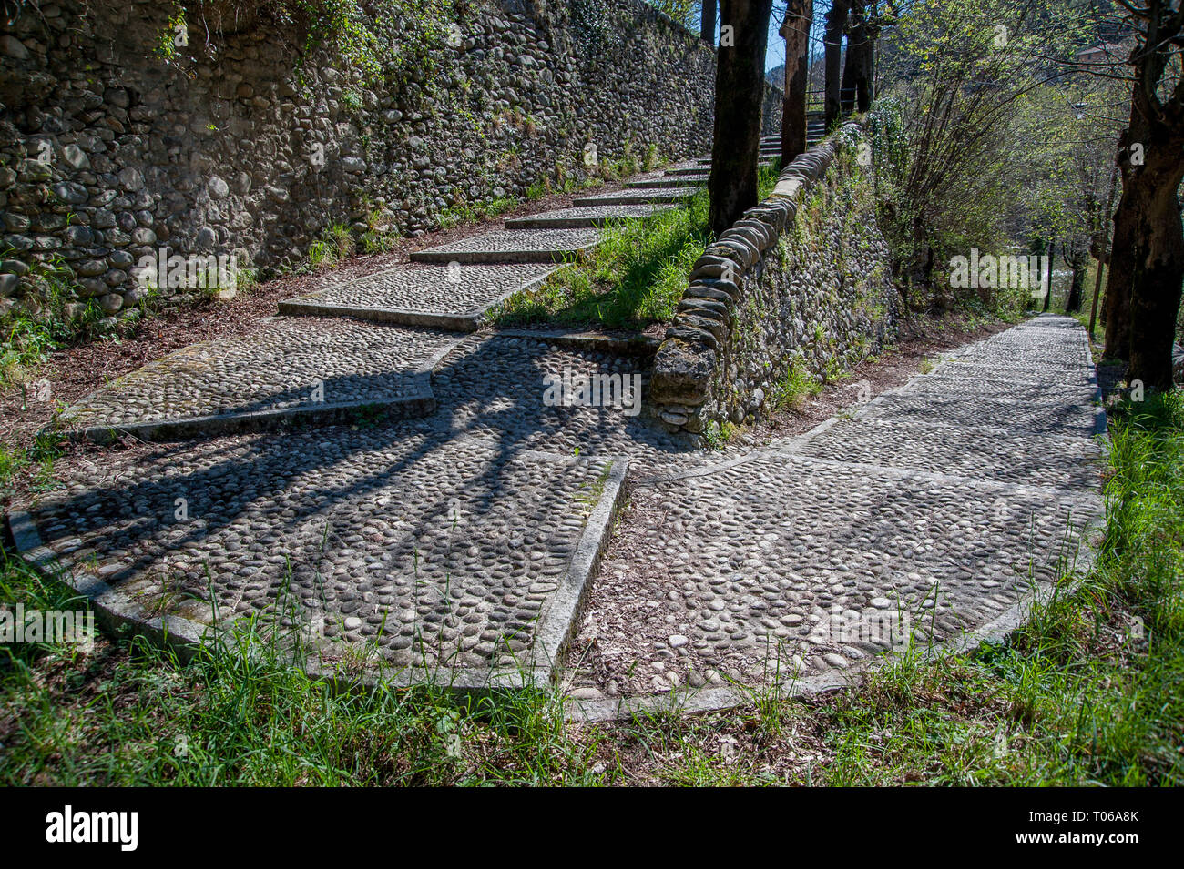ancient cobblestone street Stock Photo - Alamy