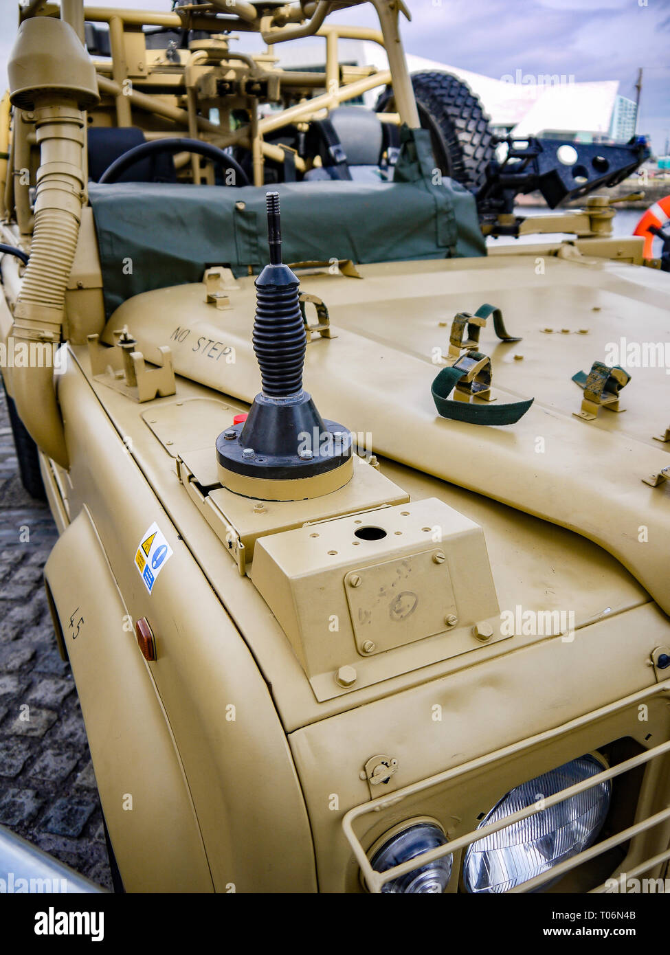 Land rover military hi-res stock photography and images - Alamy