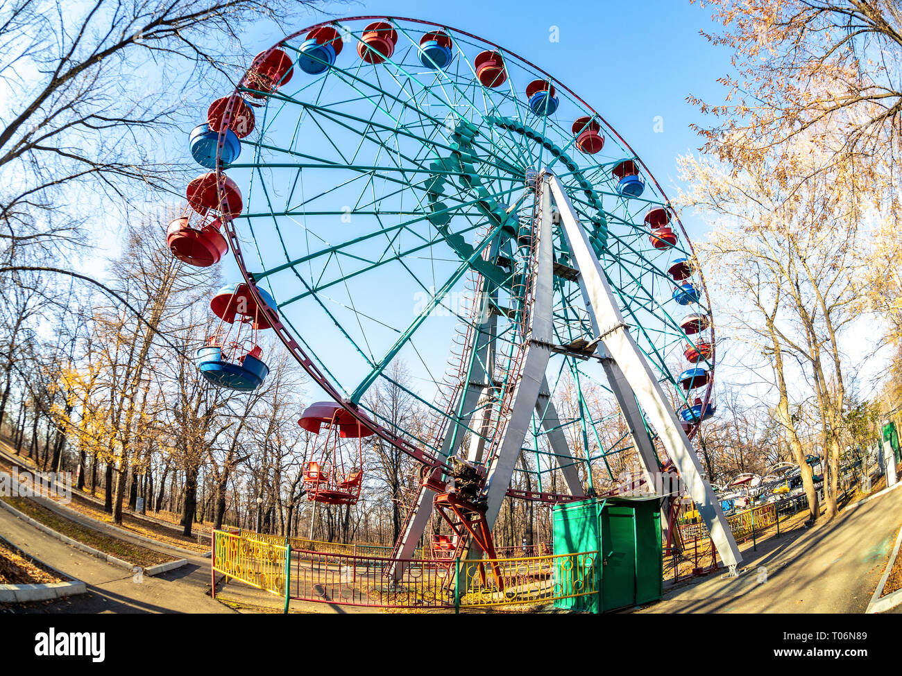 Ferris wheel. Big observation wheel in the autumn park in Samara ...